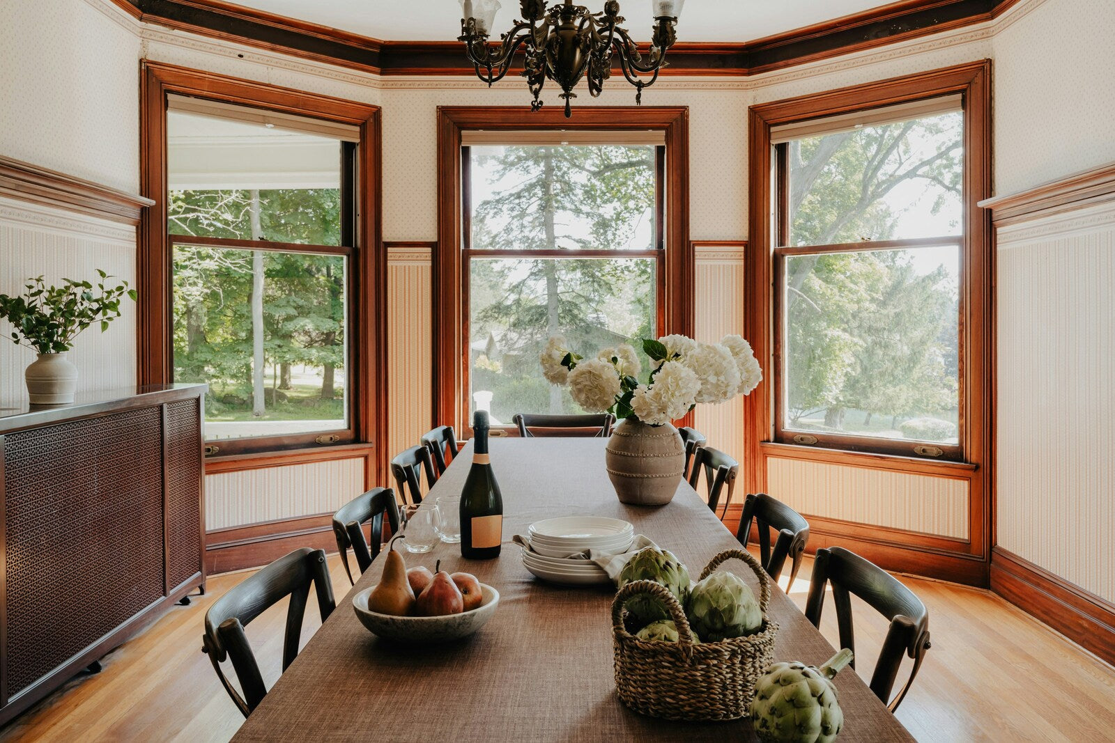 โต๊ะกินข้าว จุดศูนย์รวมพลังงานของบ้านตามหลักฮวงจุ้ยและ Home Styling – Lounge Lovers