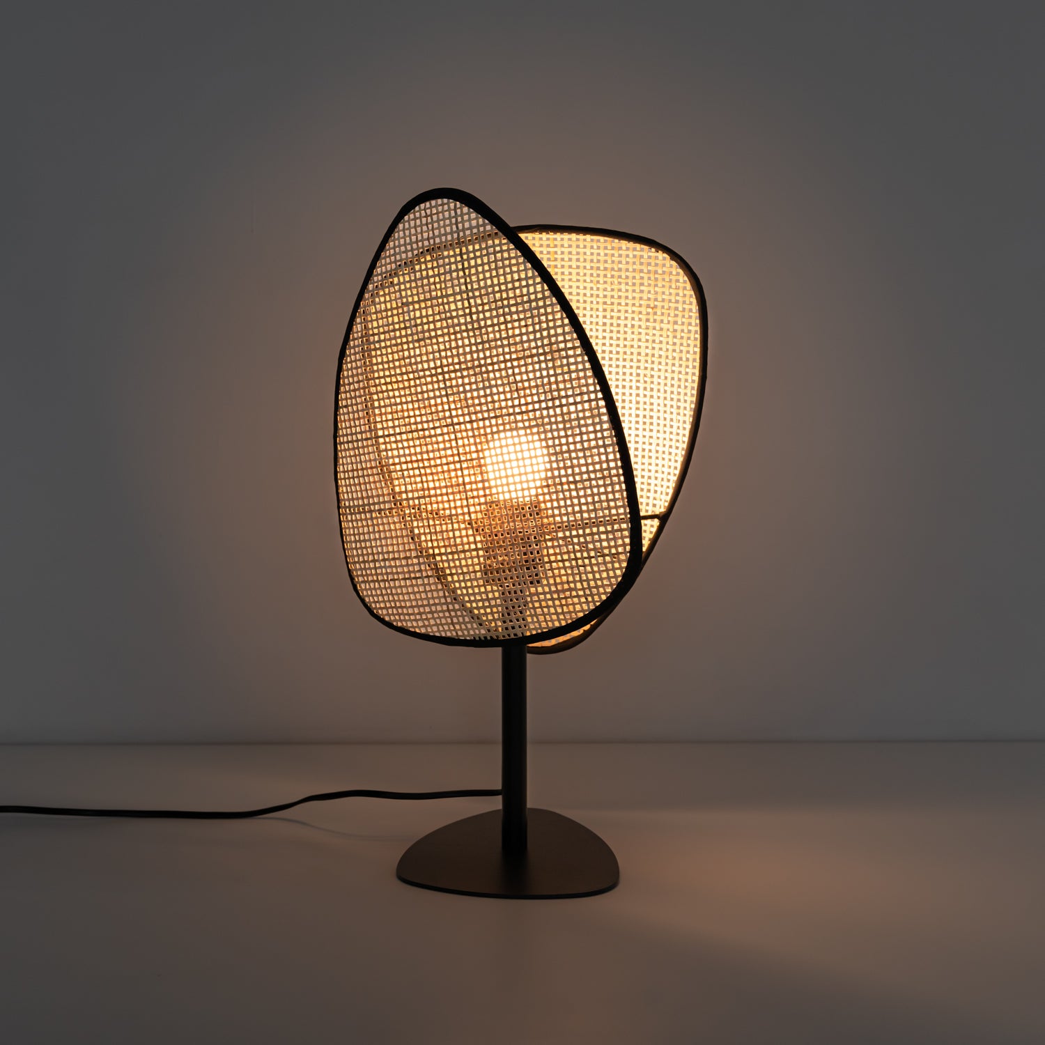 โคมไฟตั้งโต๊ะ [LH] Eartha Table Lamp Natural – Lounge Lovers